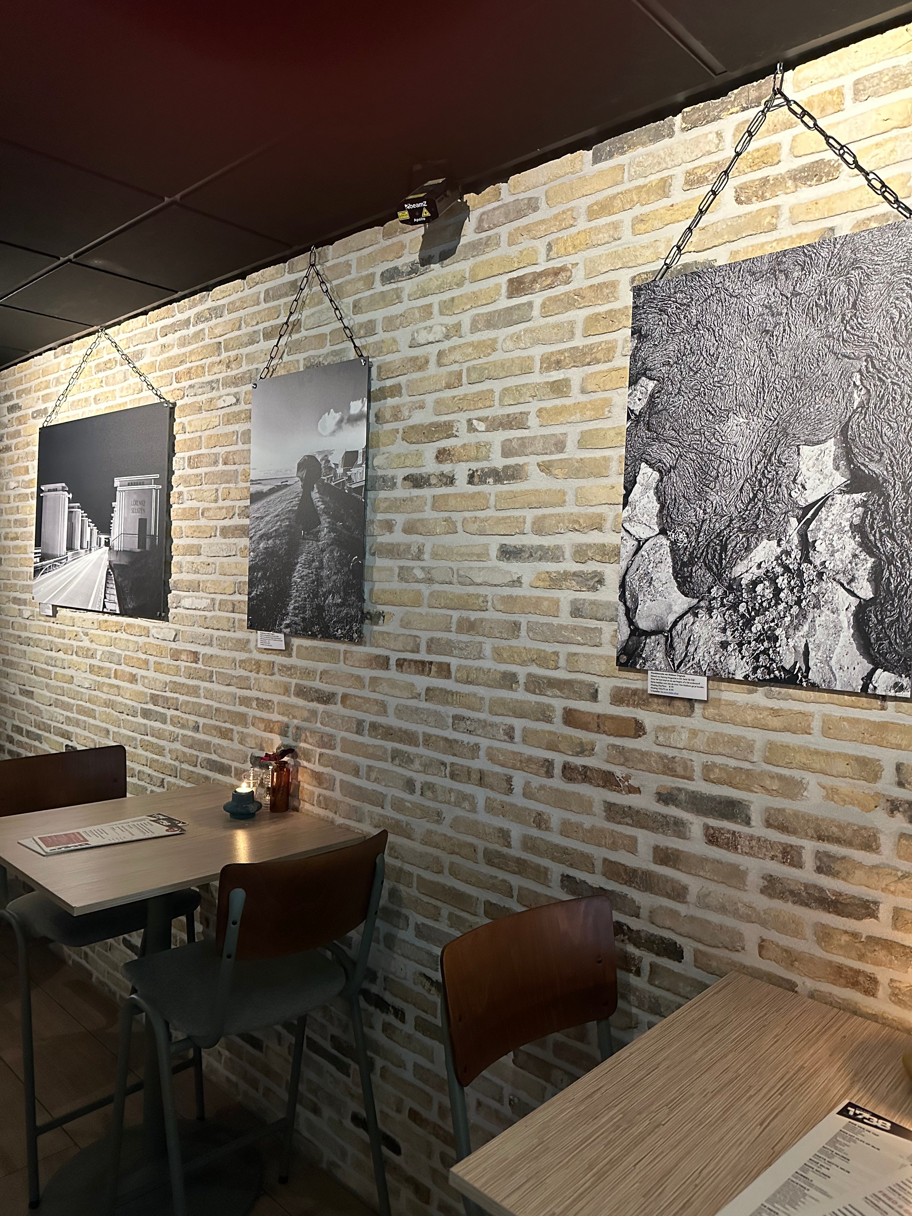 Wat bevindt zich achter de dijk, is dat het water of het dorp? – MKKM.shop